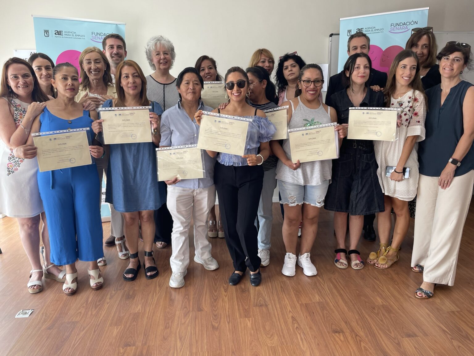 Entrega de diplomas a las personas formadas en el sector salud y ...